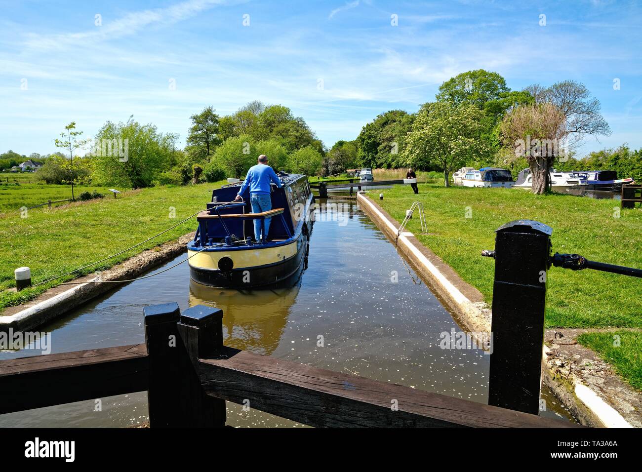 Boat passing through lock hi-res stock photography and images - Alamy