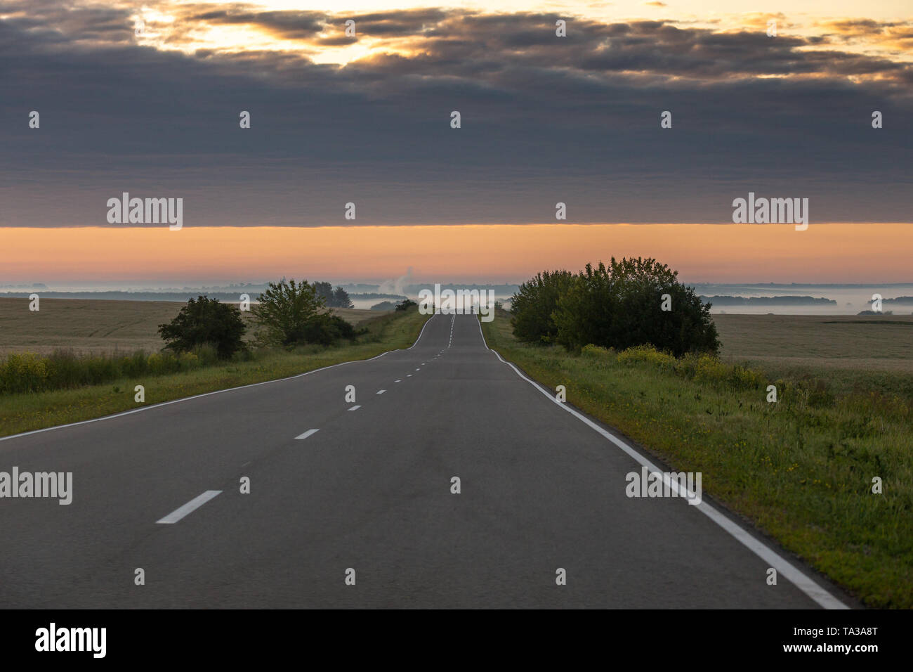 Centered road landscape hi-res stock photography and images - Alamy