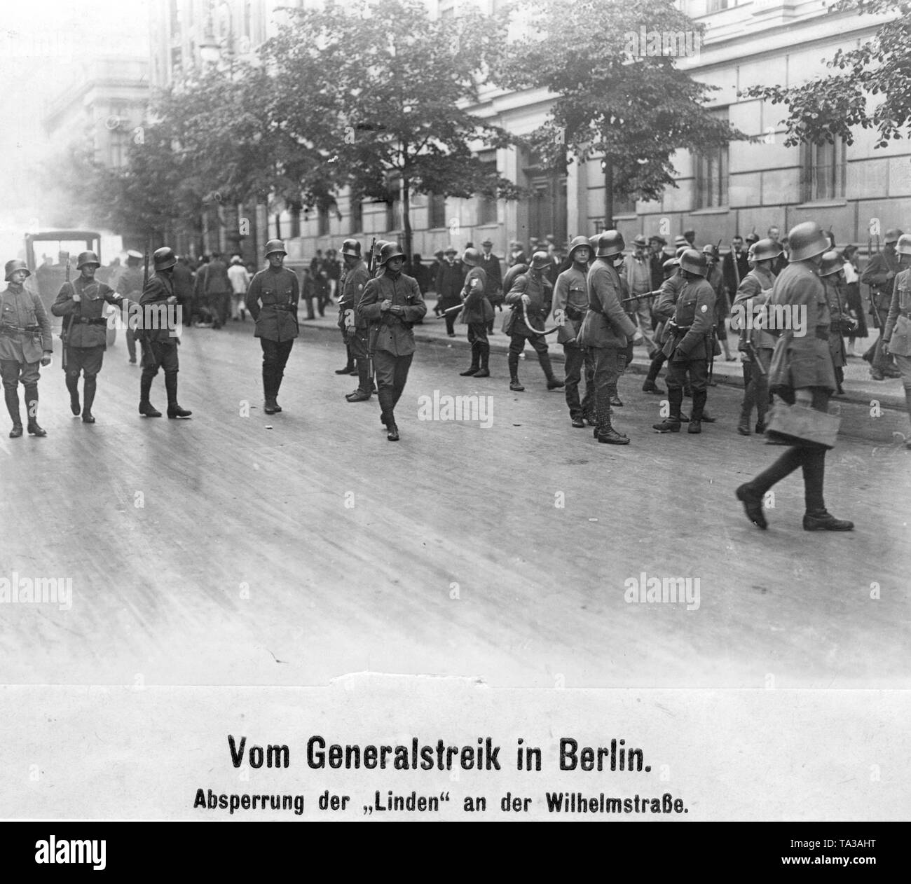 Soldiers block the Wilhelmstrasse / Unter den Linden Stock Photo - Alamy