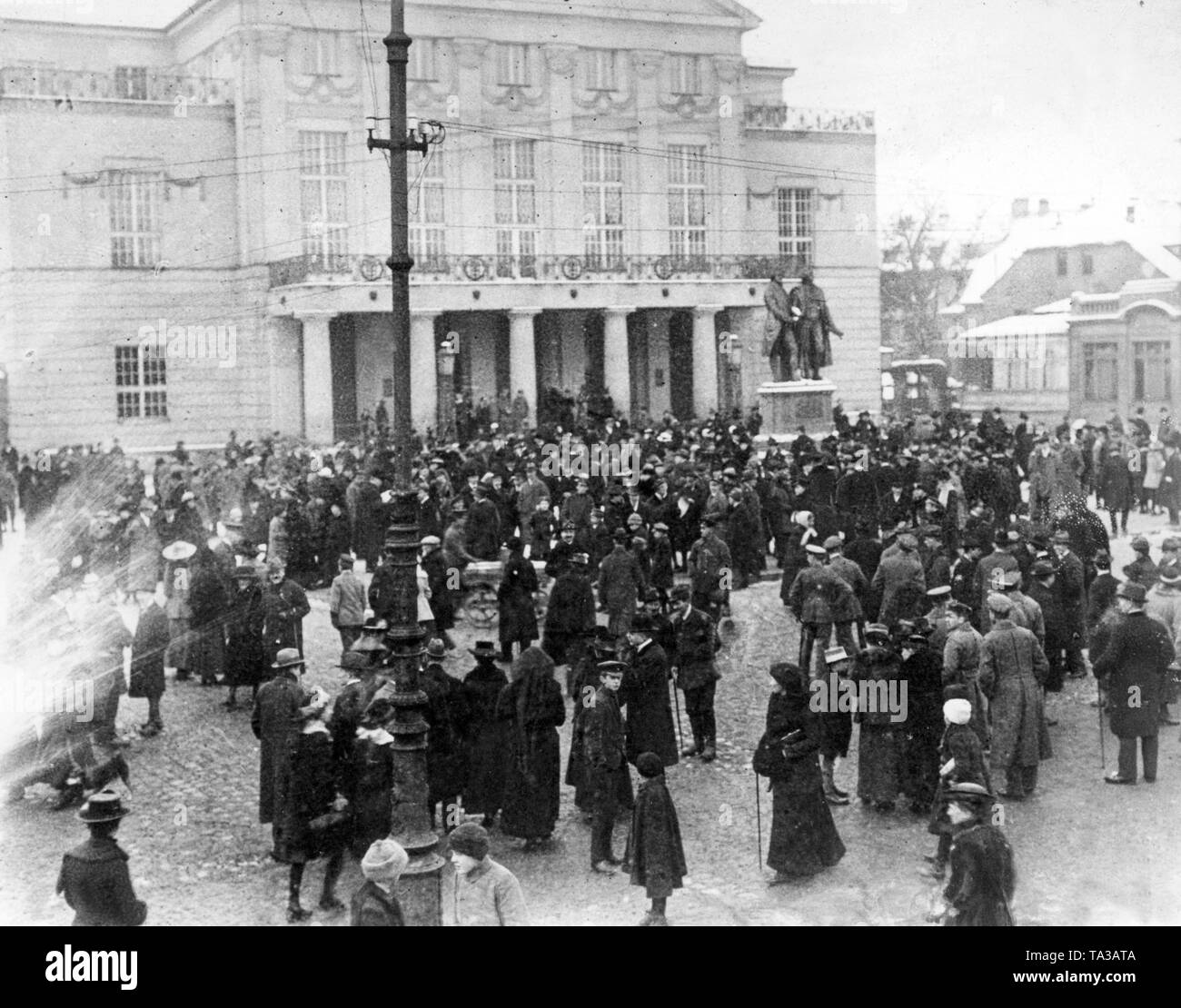 A crowd of people is waiting in front of the German National Theatre ...