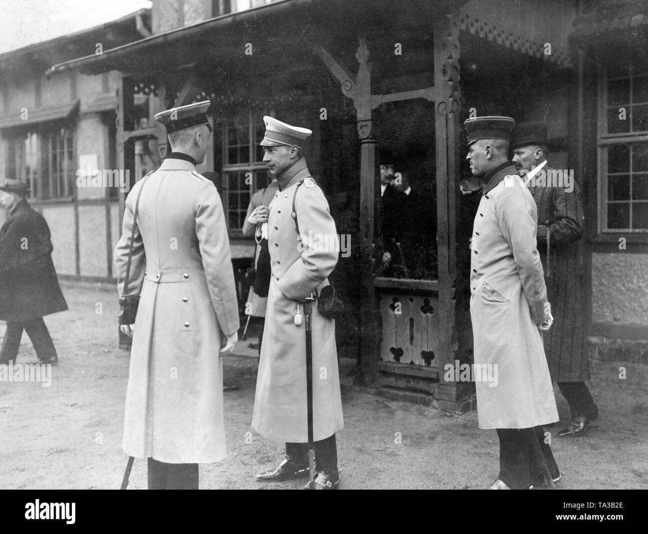 Crown Prince Wilhelm (2nd from left) at the season opener race on ...