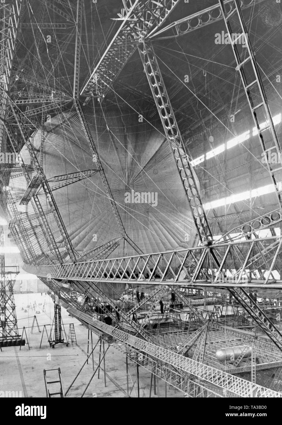 Airship construction hi-res stock photography and images - Alamy