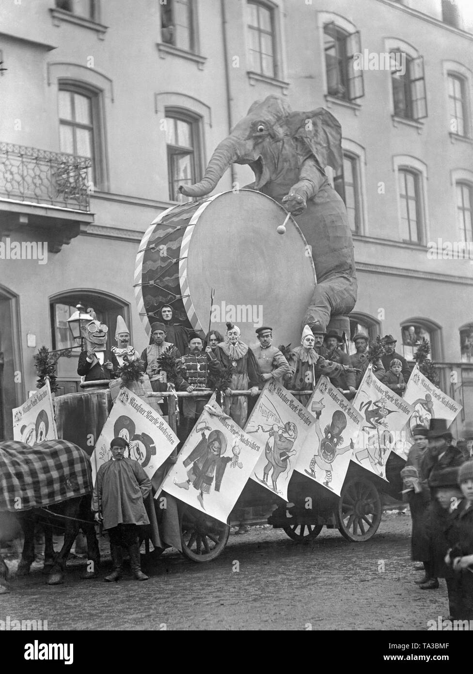 Carnival carriage in Munich Stock Photo - Alamy