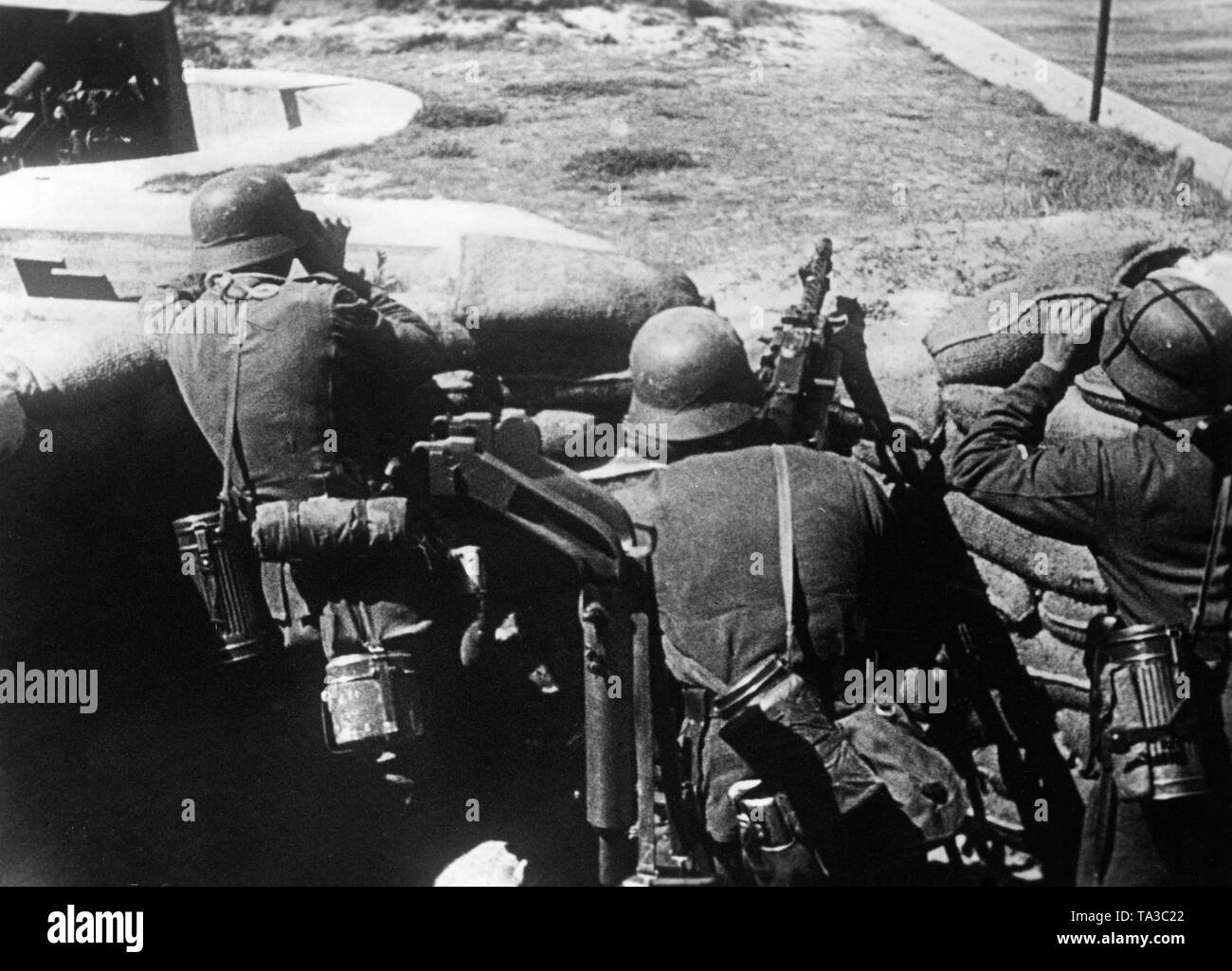German soldiers on the Flemish coast. An Mg 34 machine gun in a sandbag ...