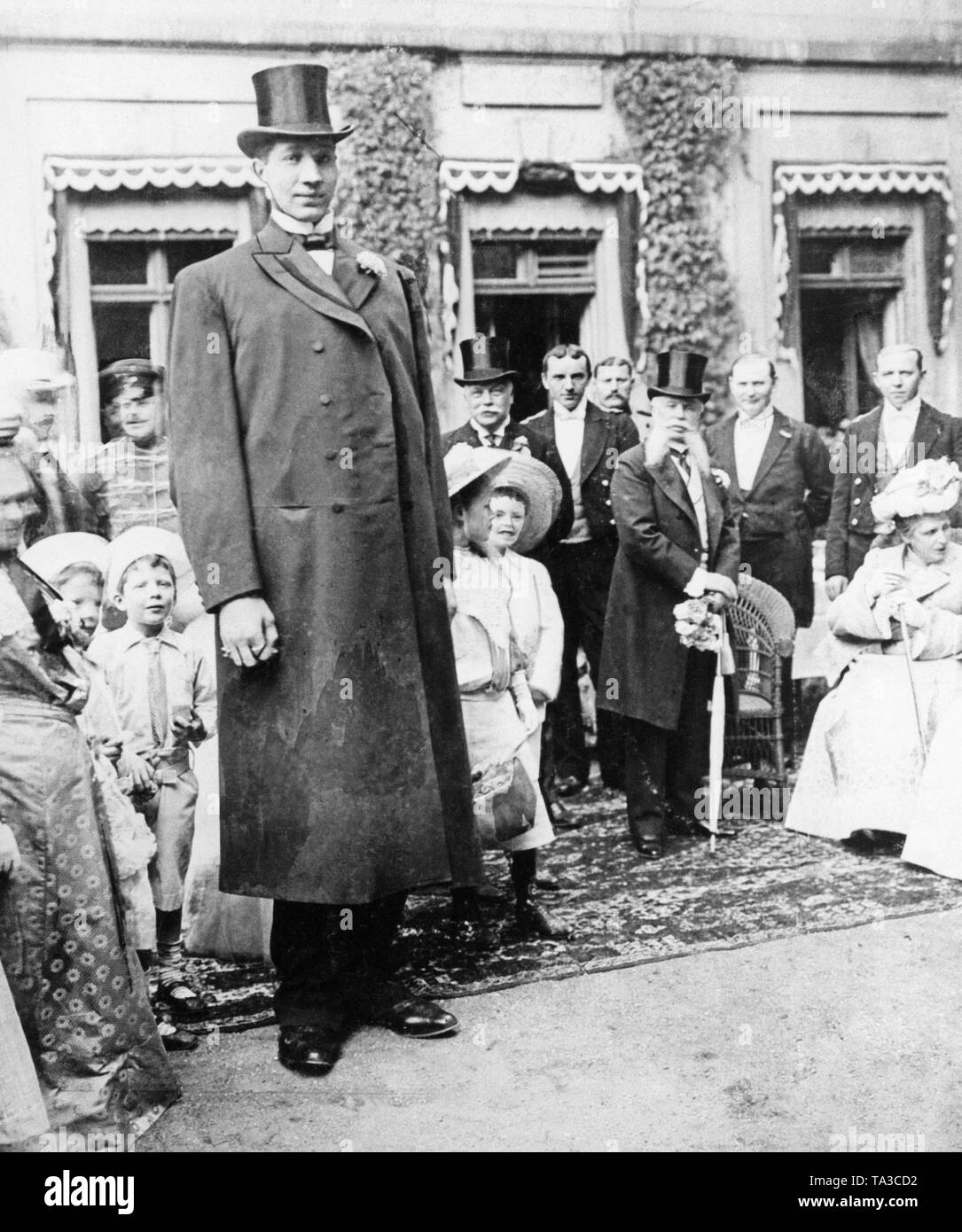 The Russian giant Feodor Machnow, at that time the tallest man in the ...