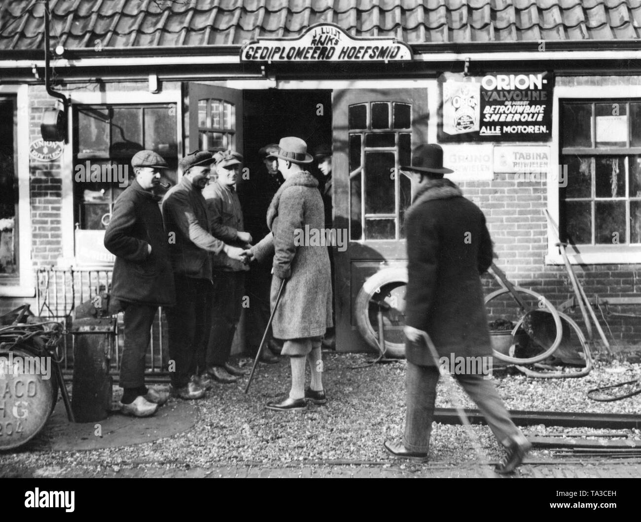 1920s shop front hi-res stock photography and images - Alamy