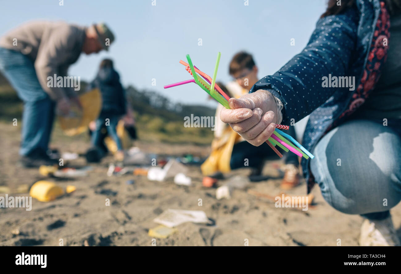 Handful of straws hi-res stock photography and images - Alamy