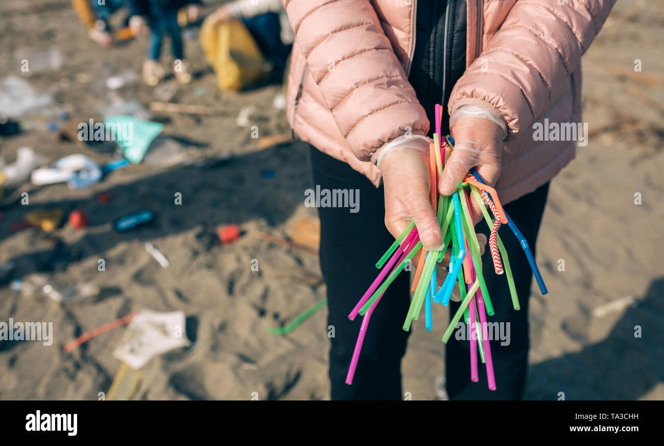 Handful of straws hi-res stock photography and images - Alamy