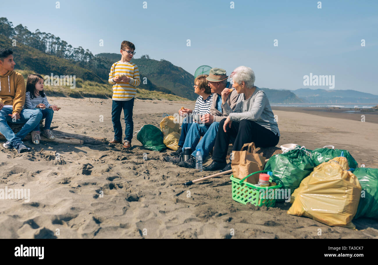 Family cleaning beach hi-res stock photography and images - Alamy