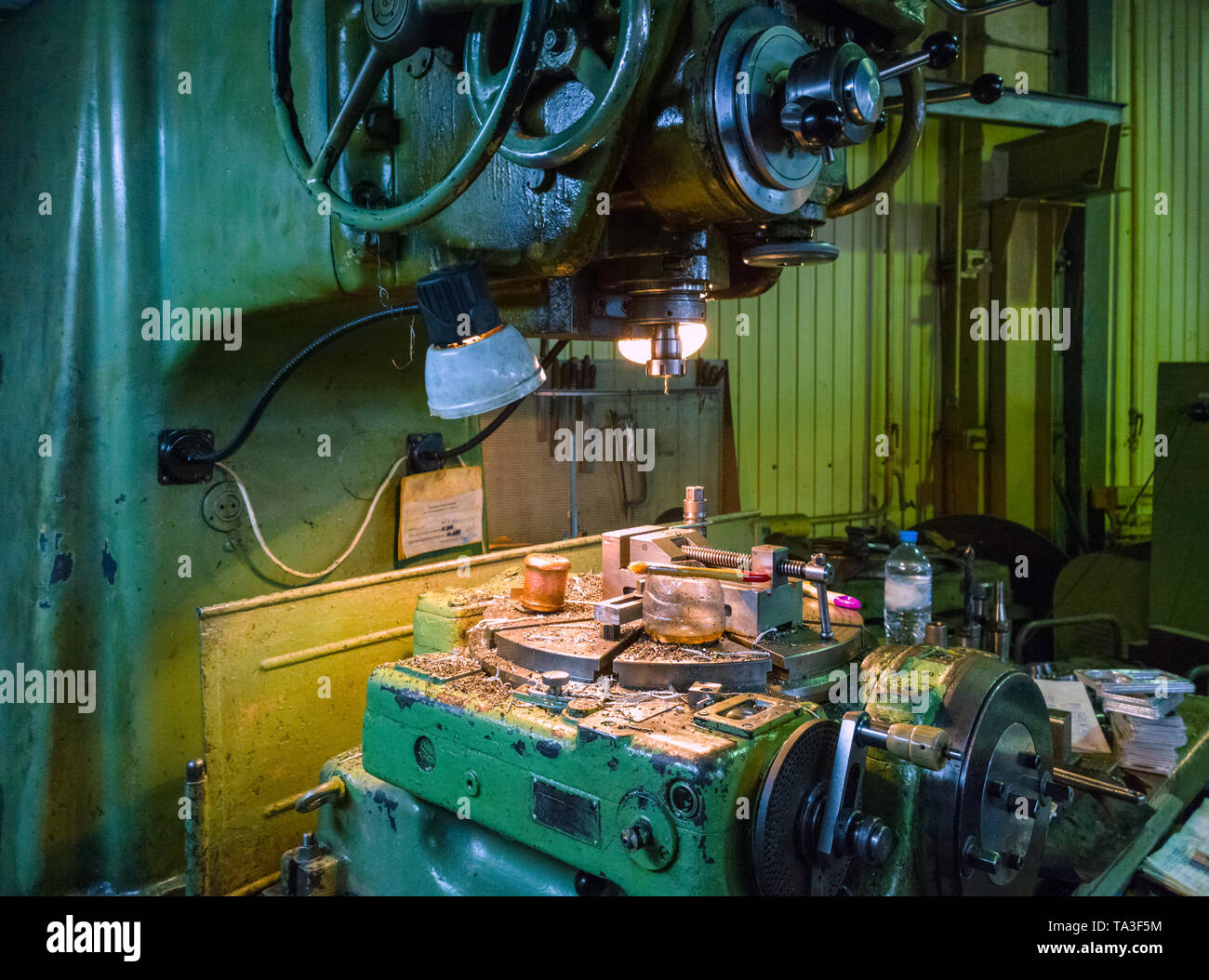 old big 5-axis milling machine manual control indexing table Stock ...