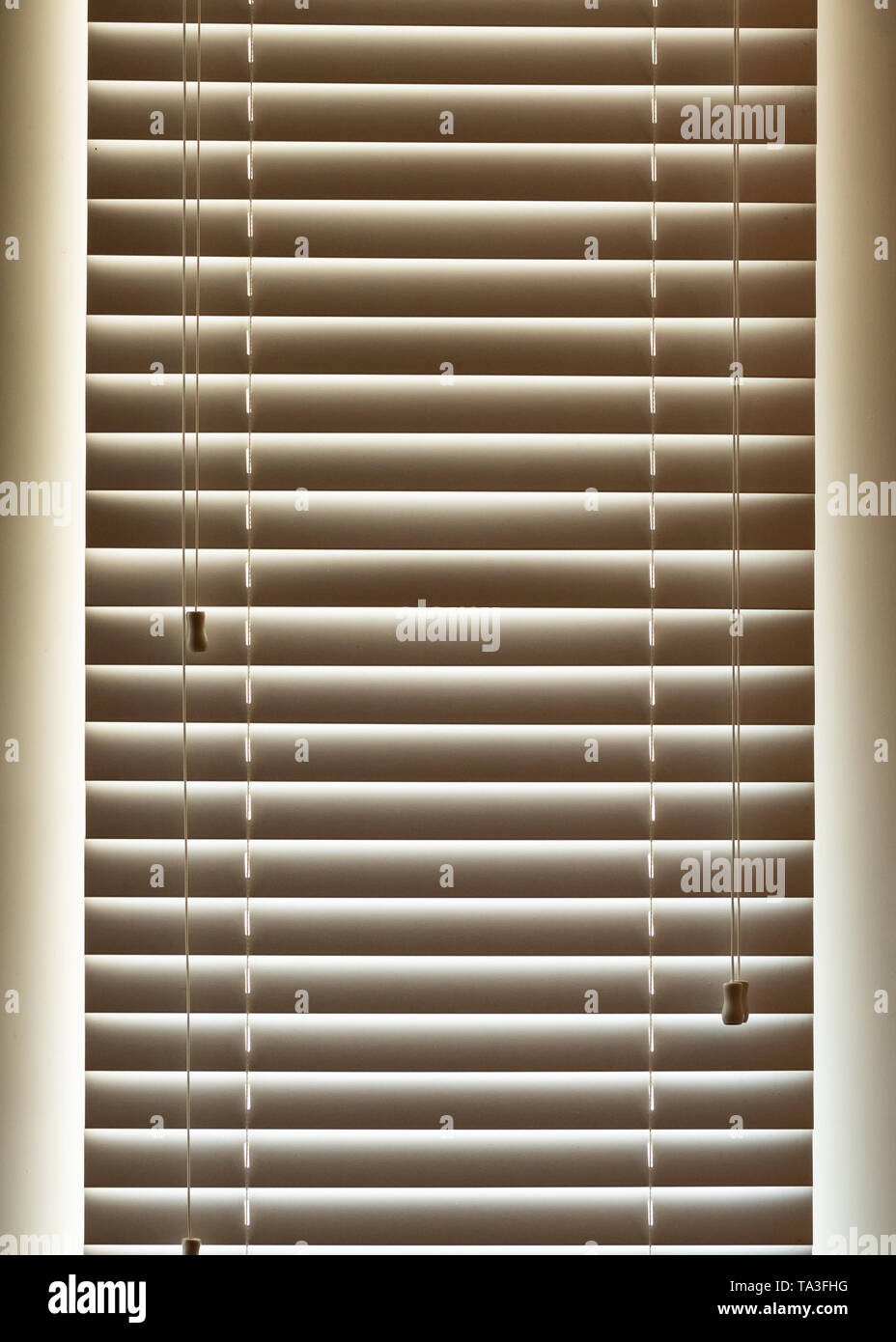 Light through window slats hi-res stock photography and images - Alamy