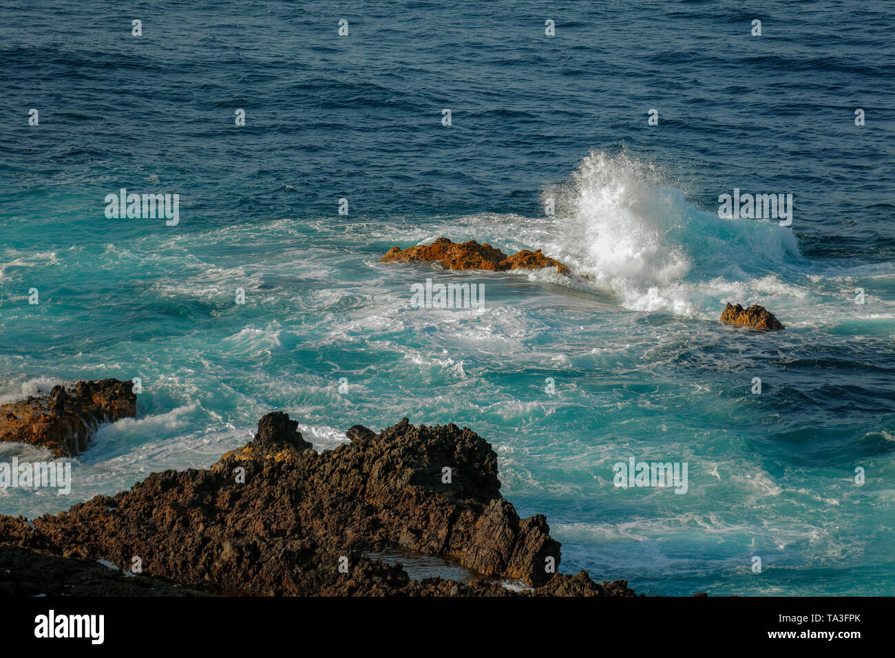 Turquoise wave crashing on rocks hi-res stock photography and images ...