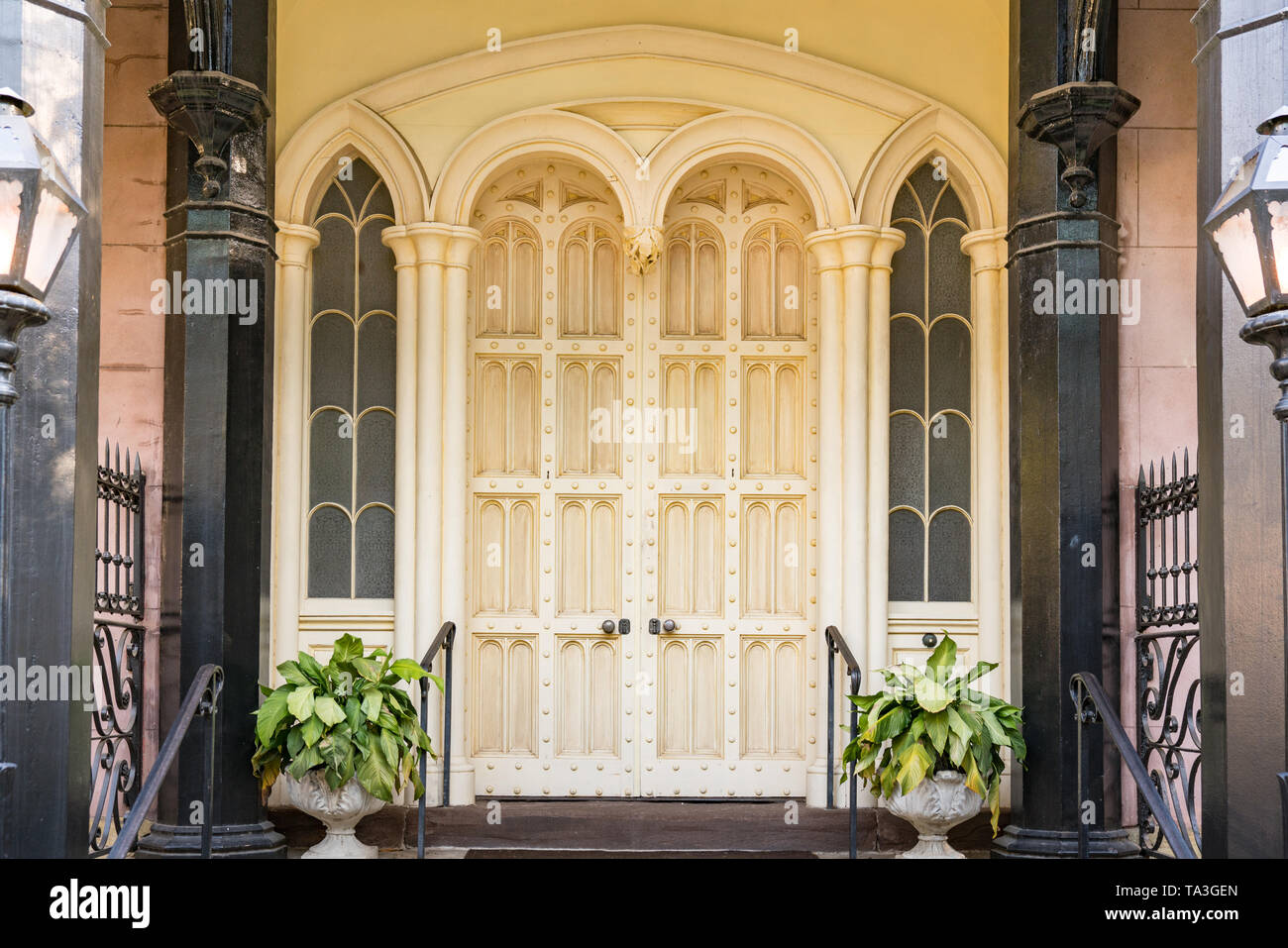 Entrance in to church hi-res stock photography and images - Alamy