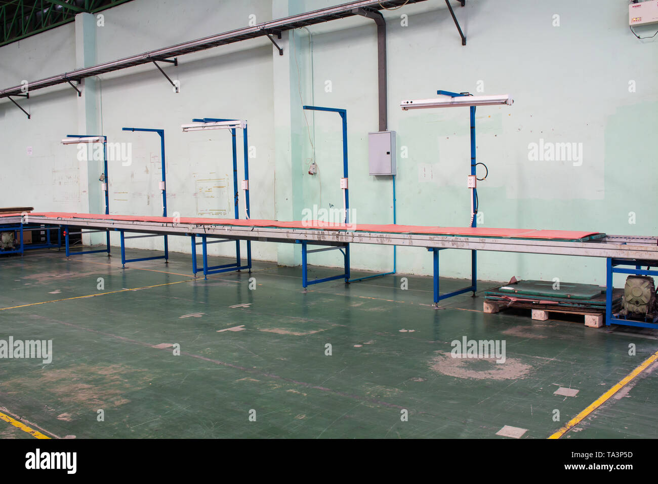 Conveyor sorting in distribution warehouse hi-res stock photography and ...