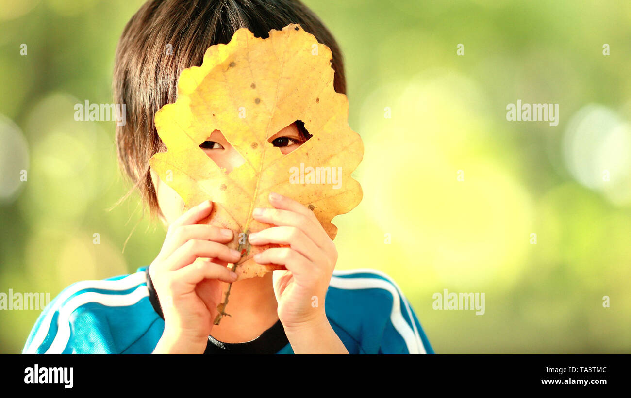 Child with leaf hi-res stock photography and images - Alamy