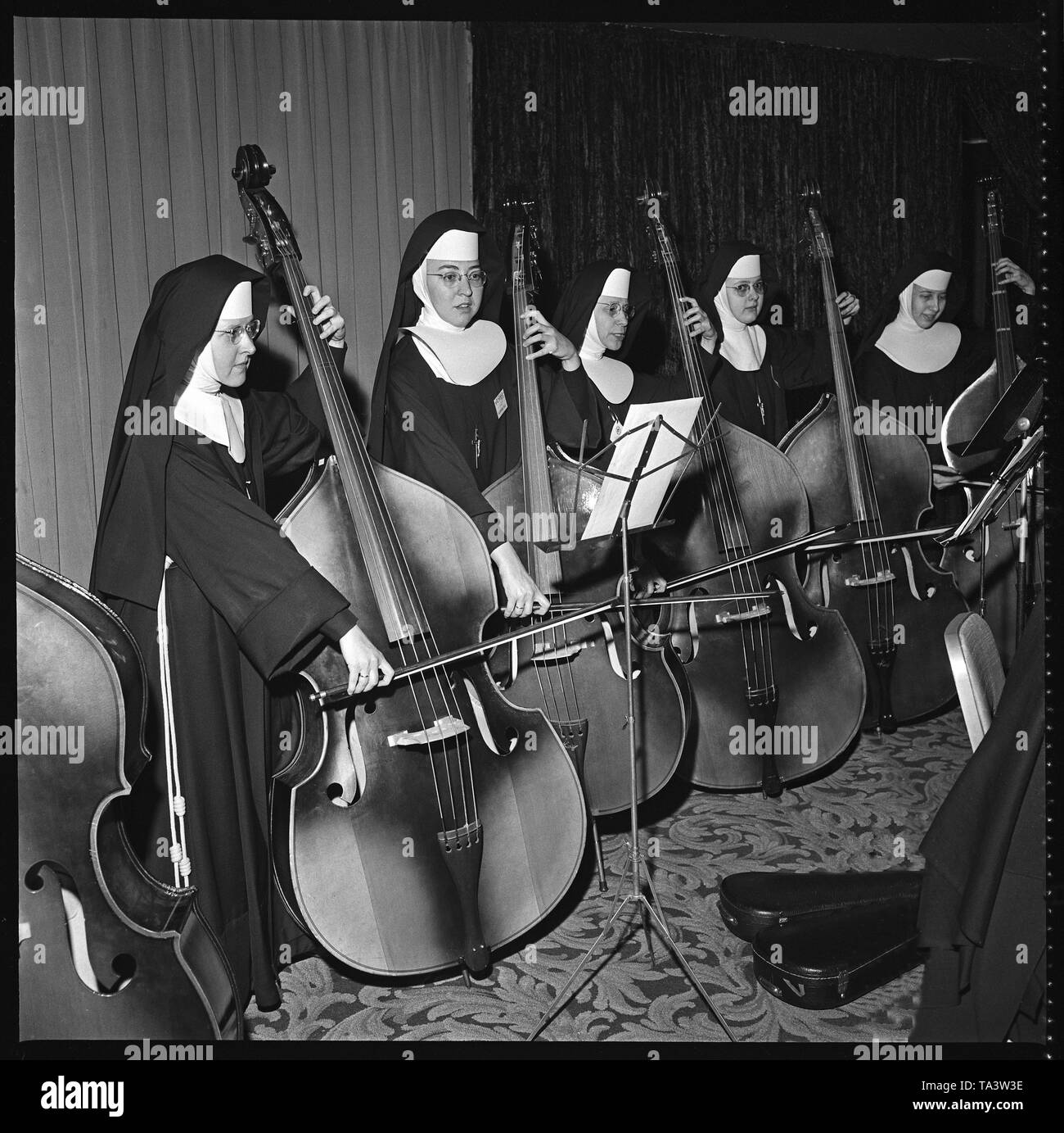 Wavelength bass hi-res stock photography and images - Alamy