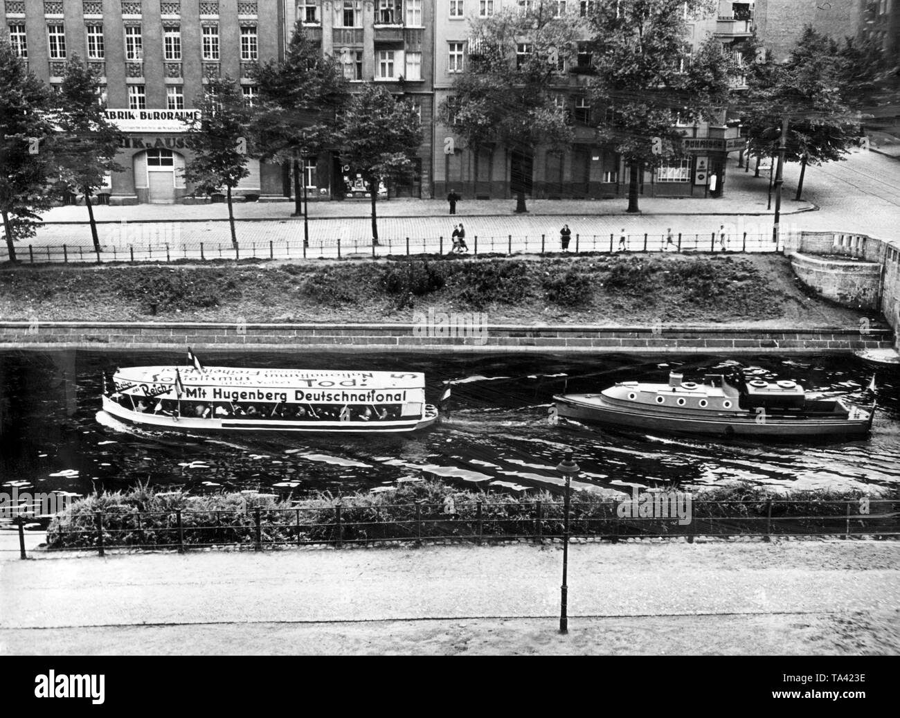 A ship of the DNVP is used for the election campaign. On the ship thare ...