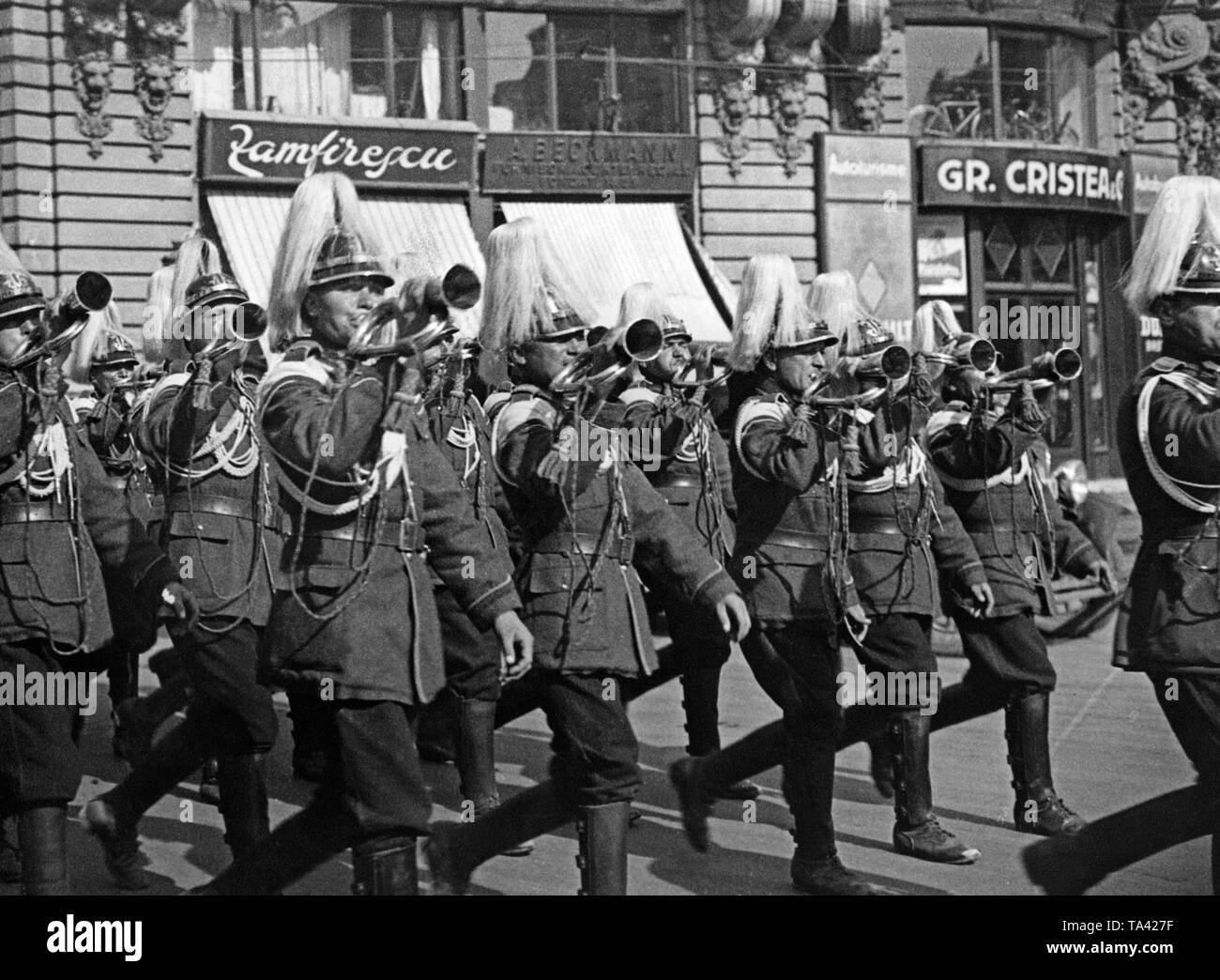 Military marches band hi-res stock photography and images - Alamy