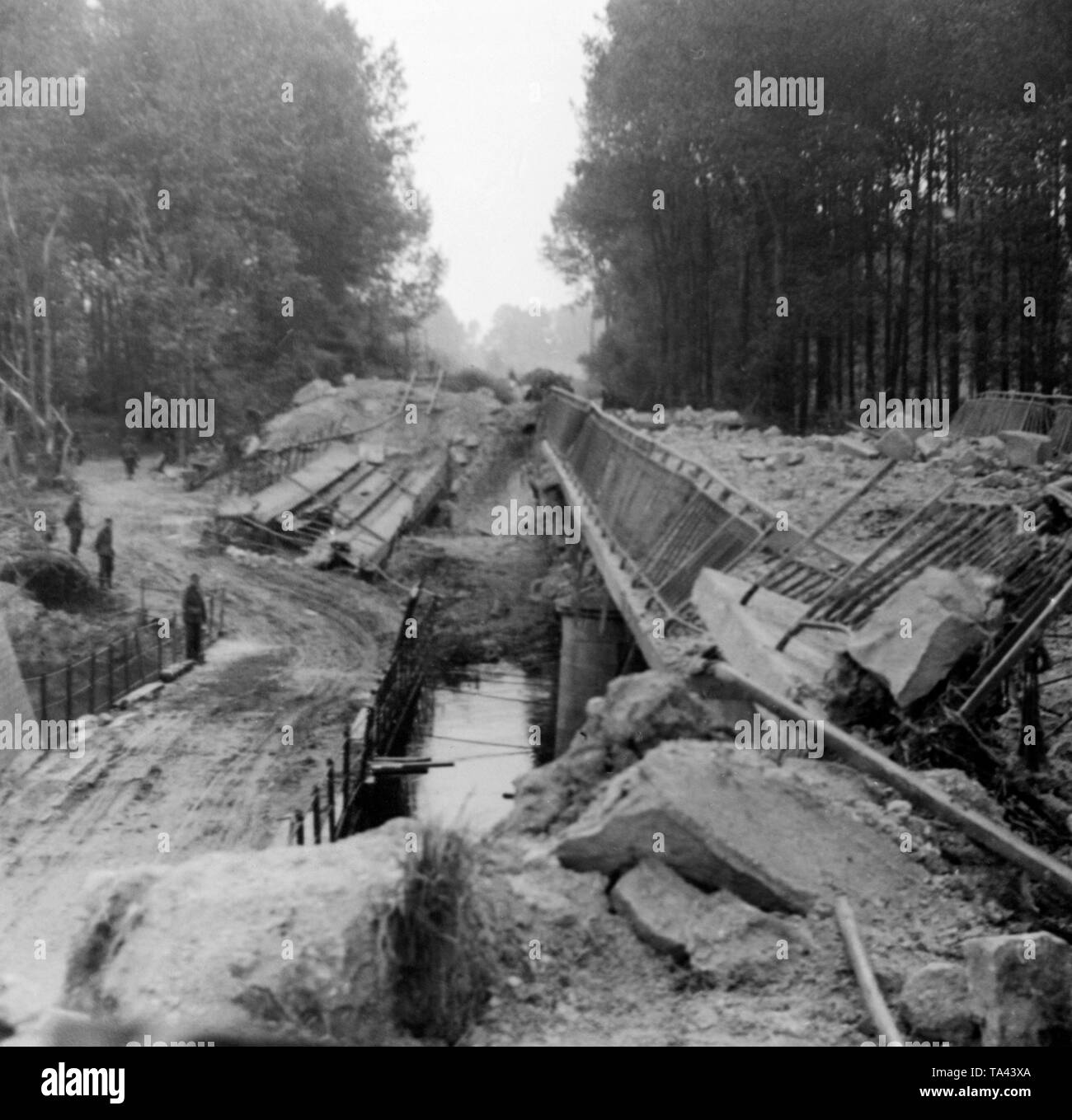 German pioneers have begun to build a pioneer bridge next to the bridge ...