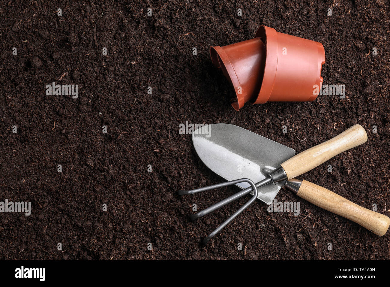 Gardening tools soil pile hi-res stock photography and images - Alamy