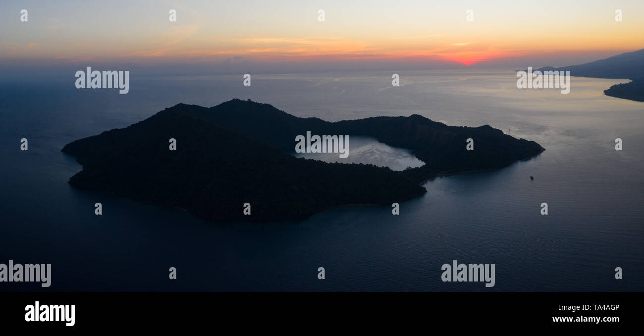 Volcano reef komodo hi-res stock photography and images - Alamy