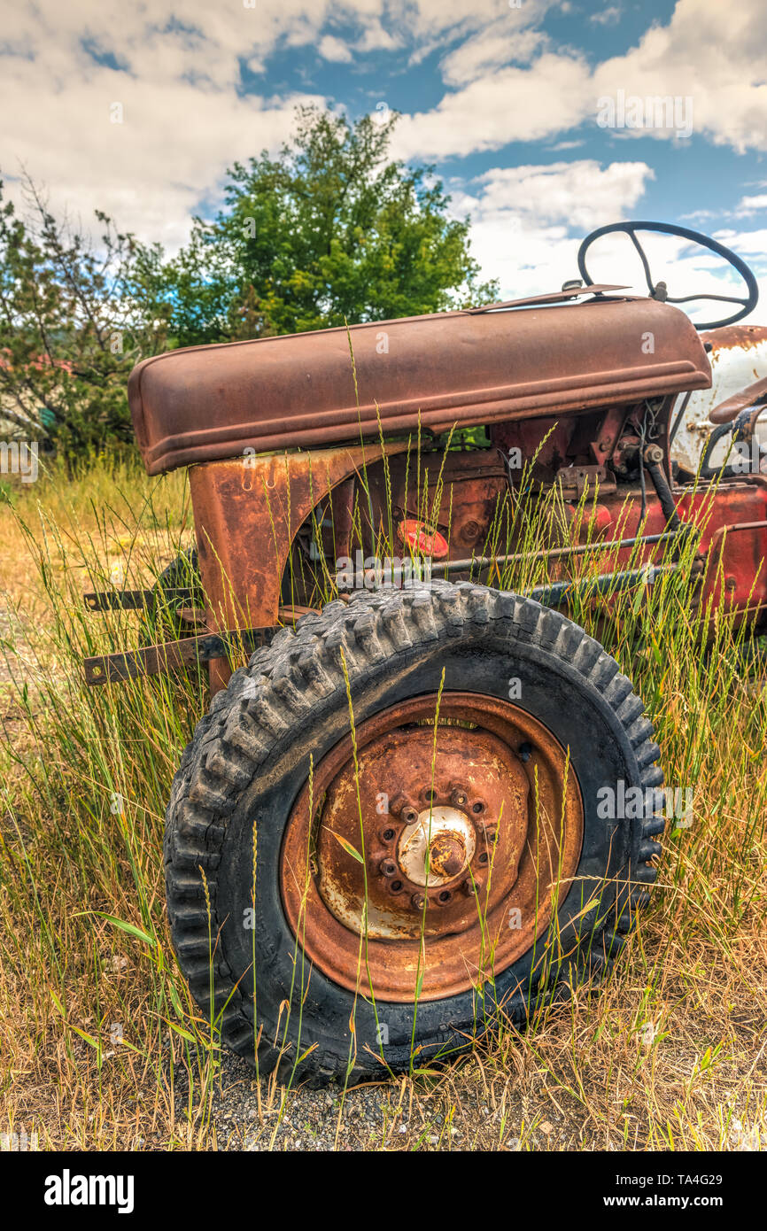 Rusty abandoned vintage farm tractor Stock Photo - Alamy