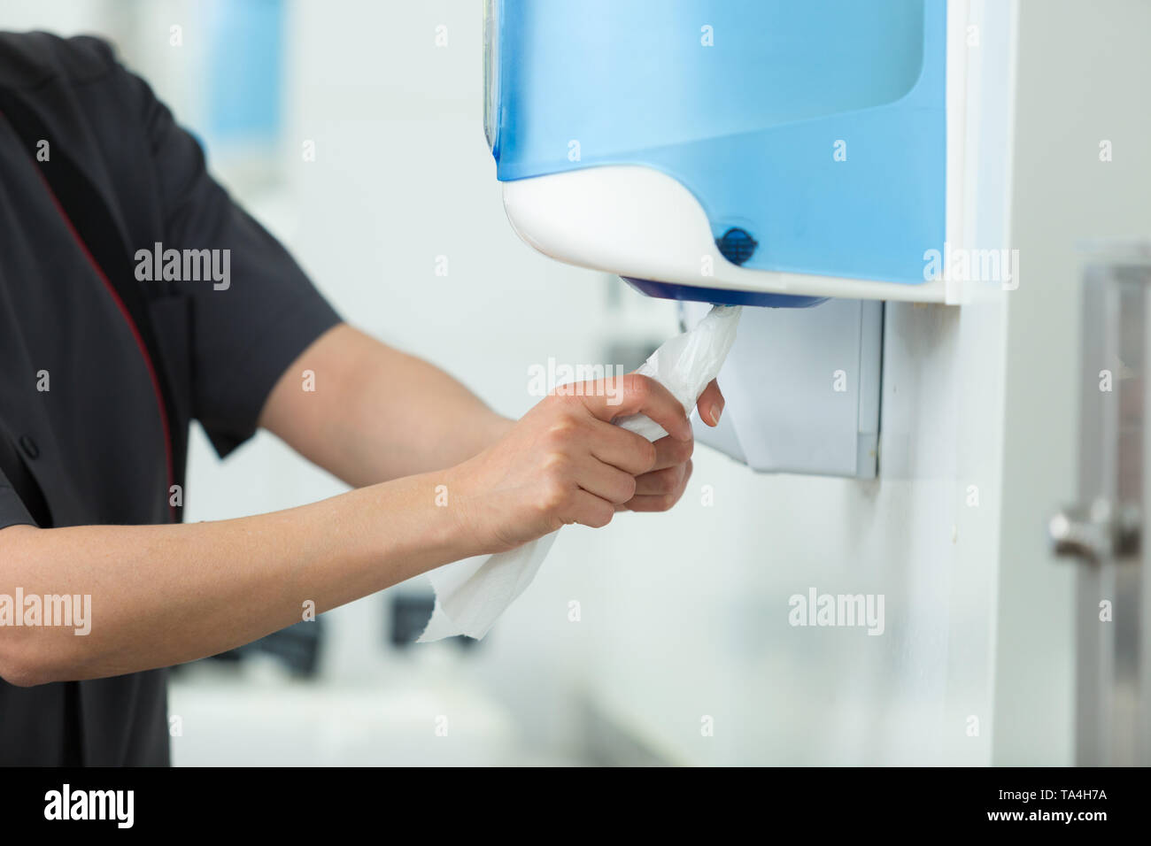 hands usings a tissue dispenser Stock Photo - Alamy