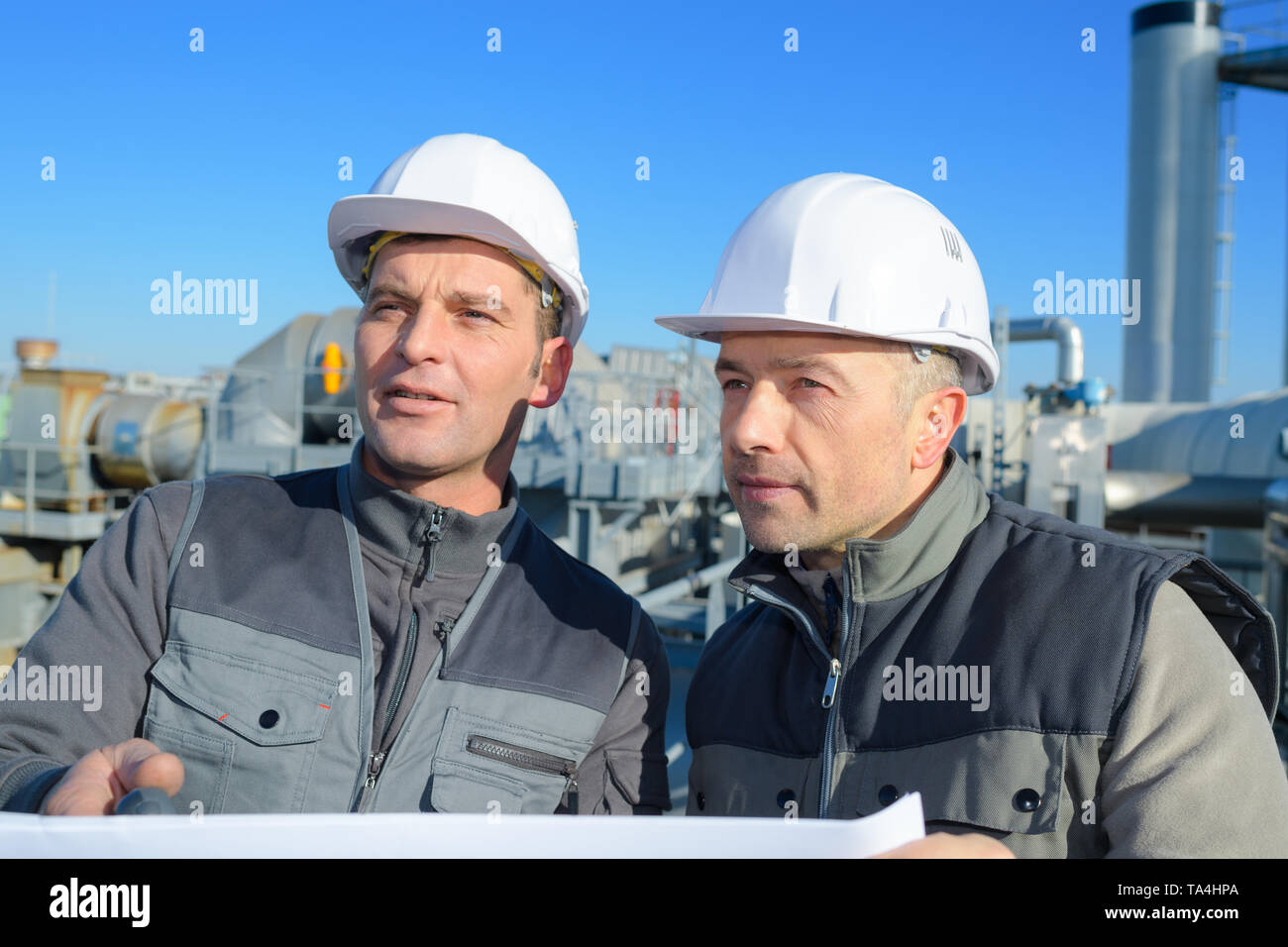 Portrait two smiling construction workers hi-res stock photography and ...