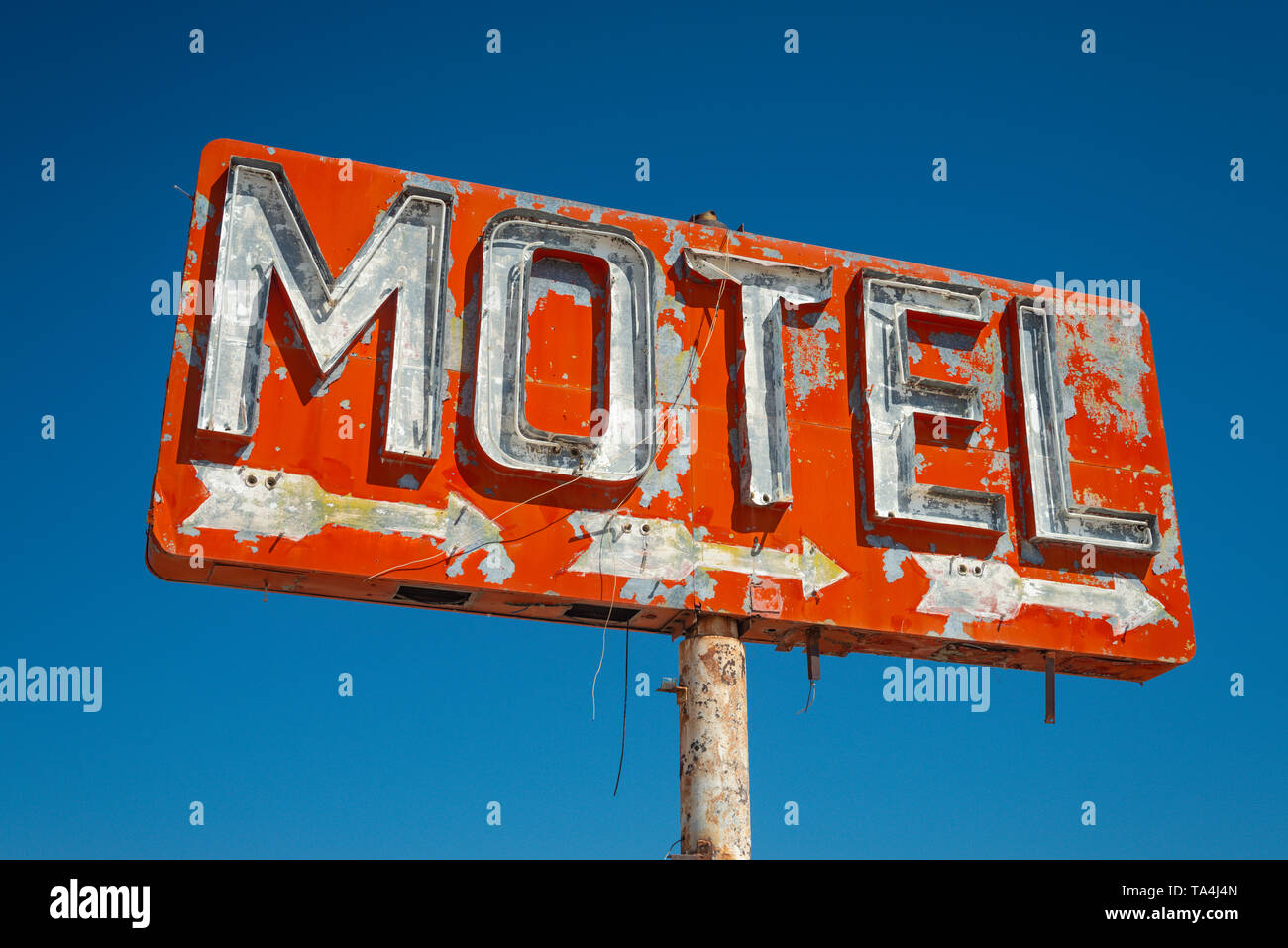 Abandoned motel sign hi-res stock photography and images - Alamy