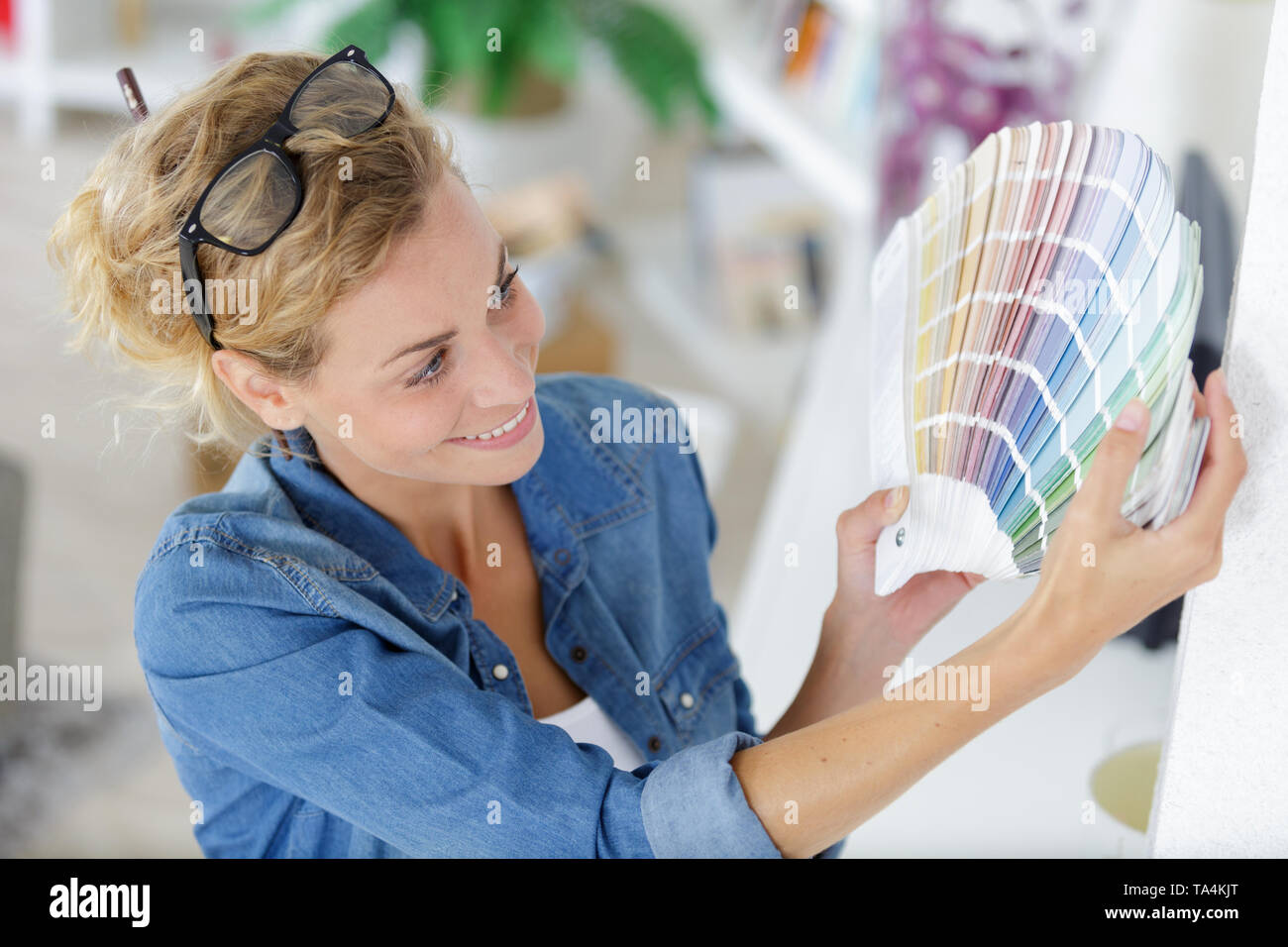womans hands chosen color from color swatches book Stock Photo - Alamy