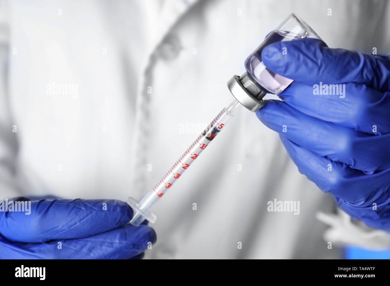 Drawing up syringe hi-res stock photography and images - Alamy
