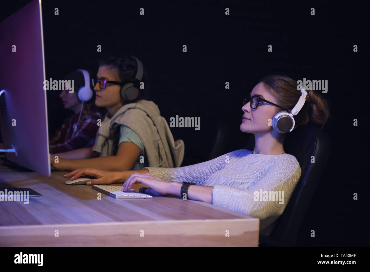 Young women playing computer game in club Stock Photo - Alamy