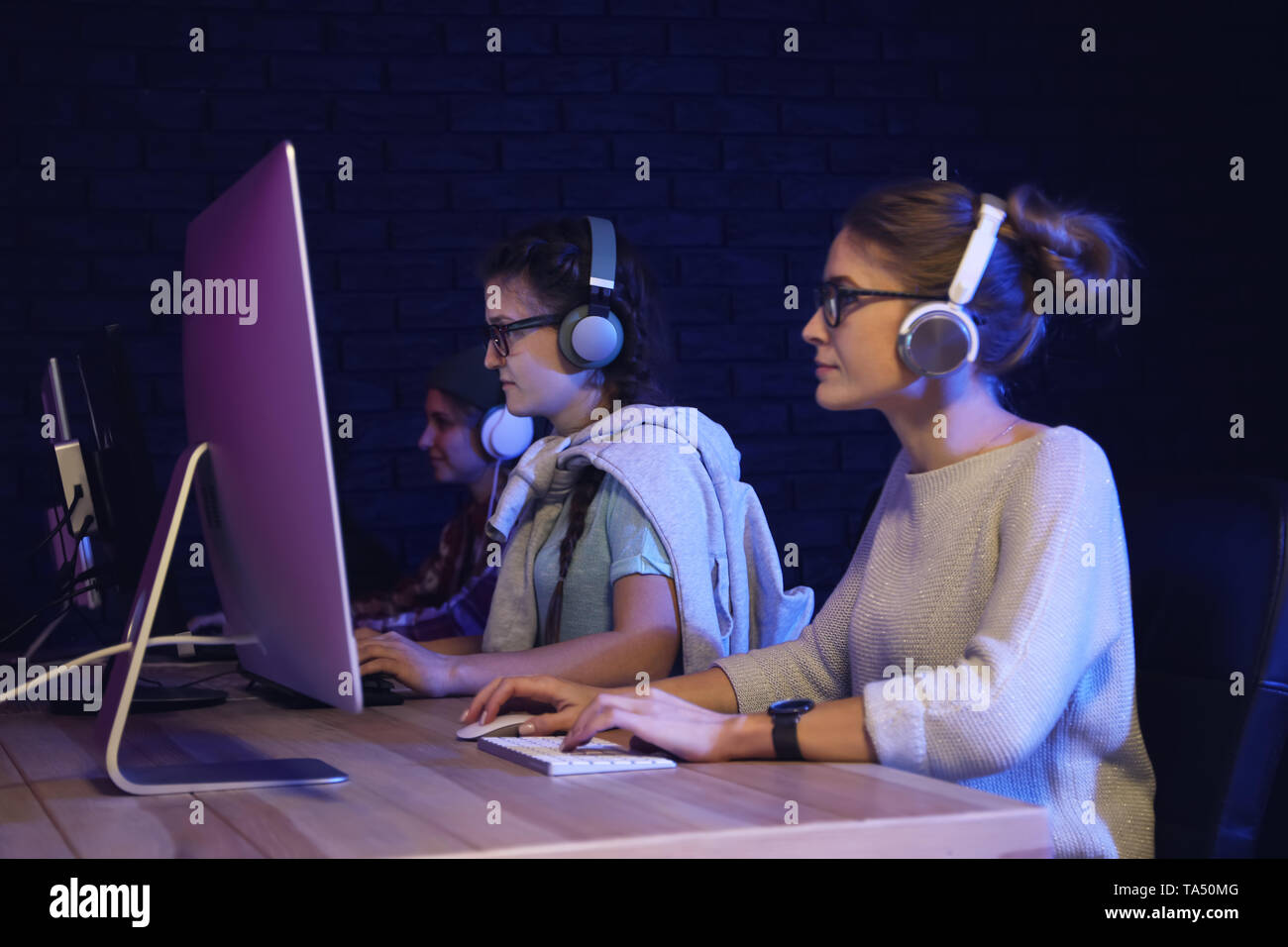 Young woman computer club play hi-res stock photography and images - Alamy