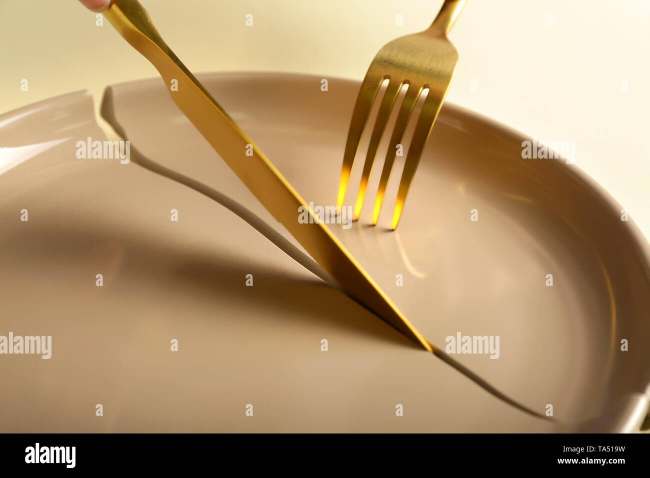 Broken plate cutlery hi-res stock photography and images - Alamy