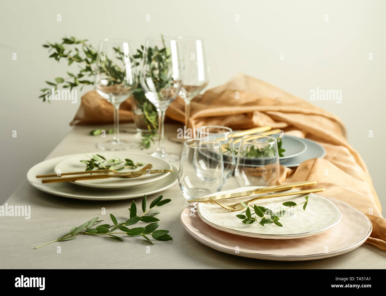 Beautiful simple table setting hi-res stock photography and images - Alamy