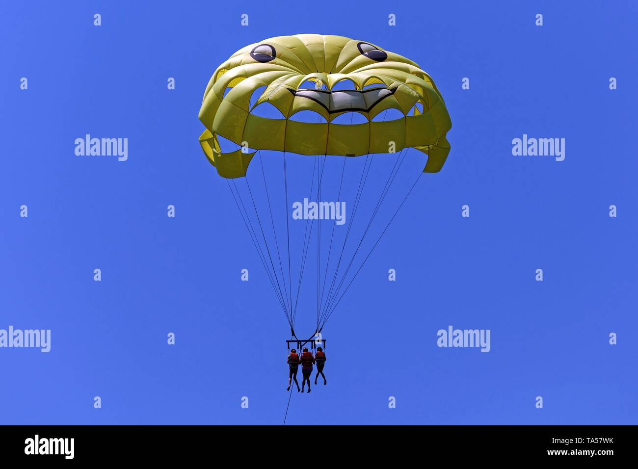 Three people in a paraglider hi-res stock photography and images - Alamy
