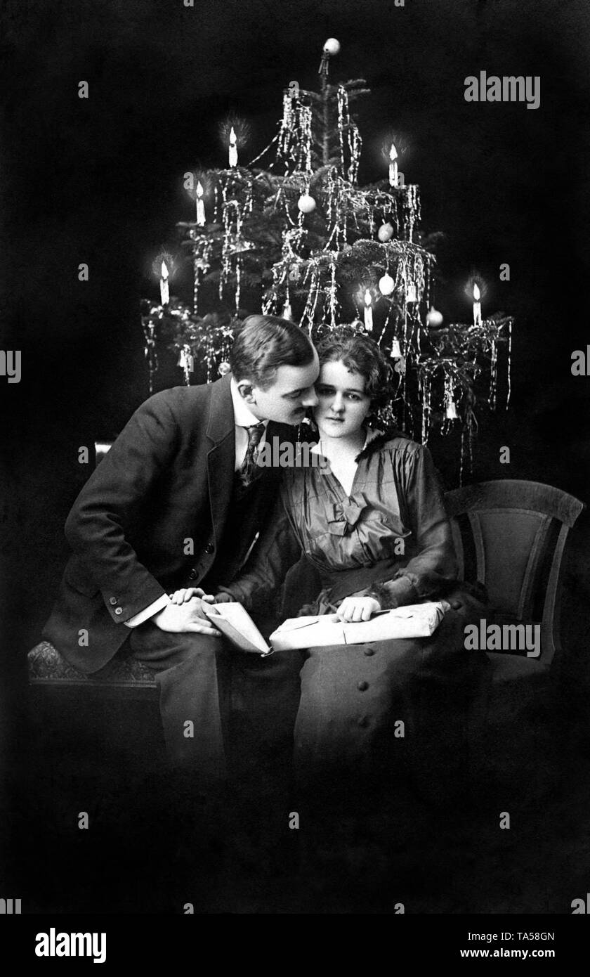 1920s christmas couple hi-res stock photography and images - Alamy