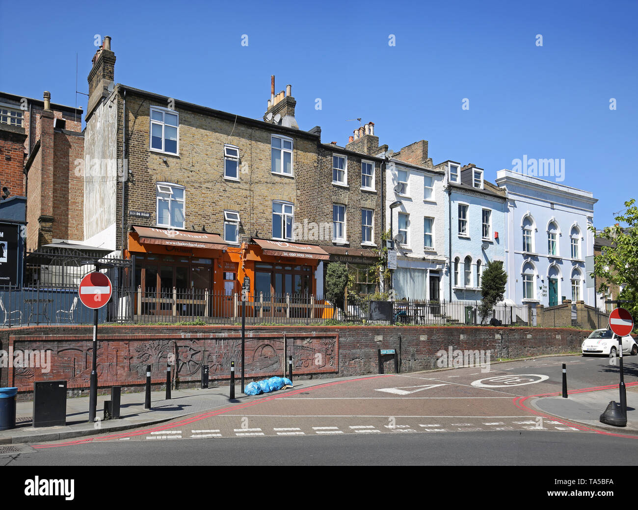 Bollards pavement london hi-res stock photography and images - Alamy