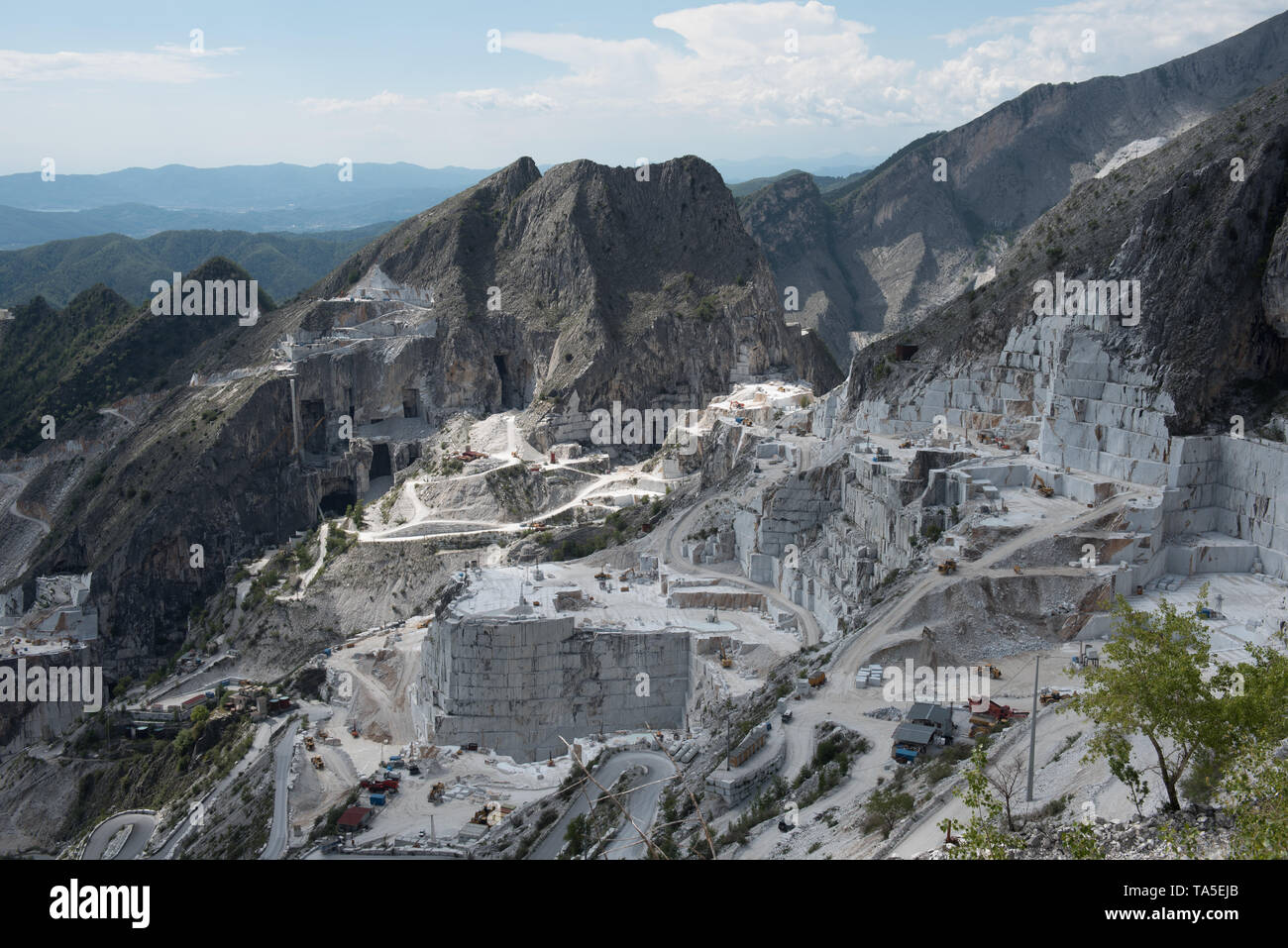 Quarry of Fantiscritti basin, Carrara Stock Photo - Alamy
