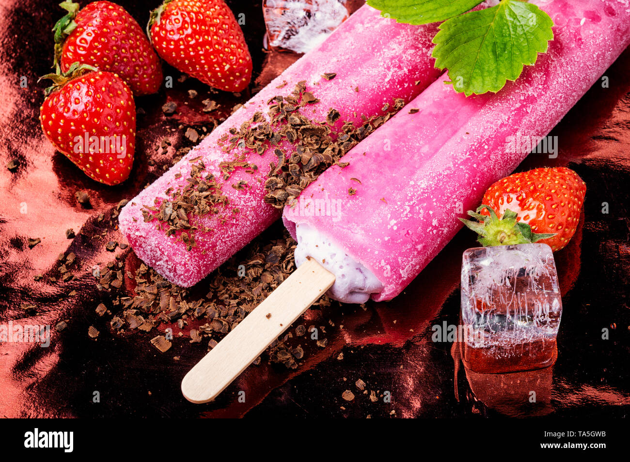 Strawberry ice cream and fresh berries.Ice cream sundae Stock Photo - Alamy