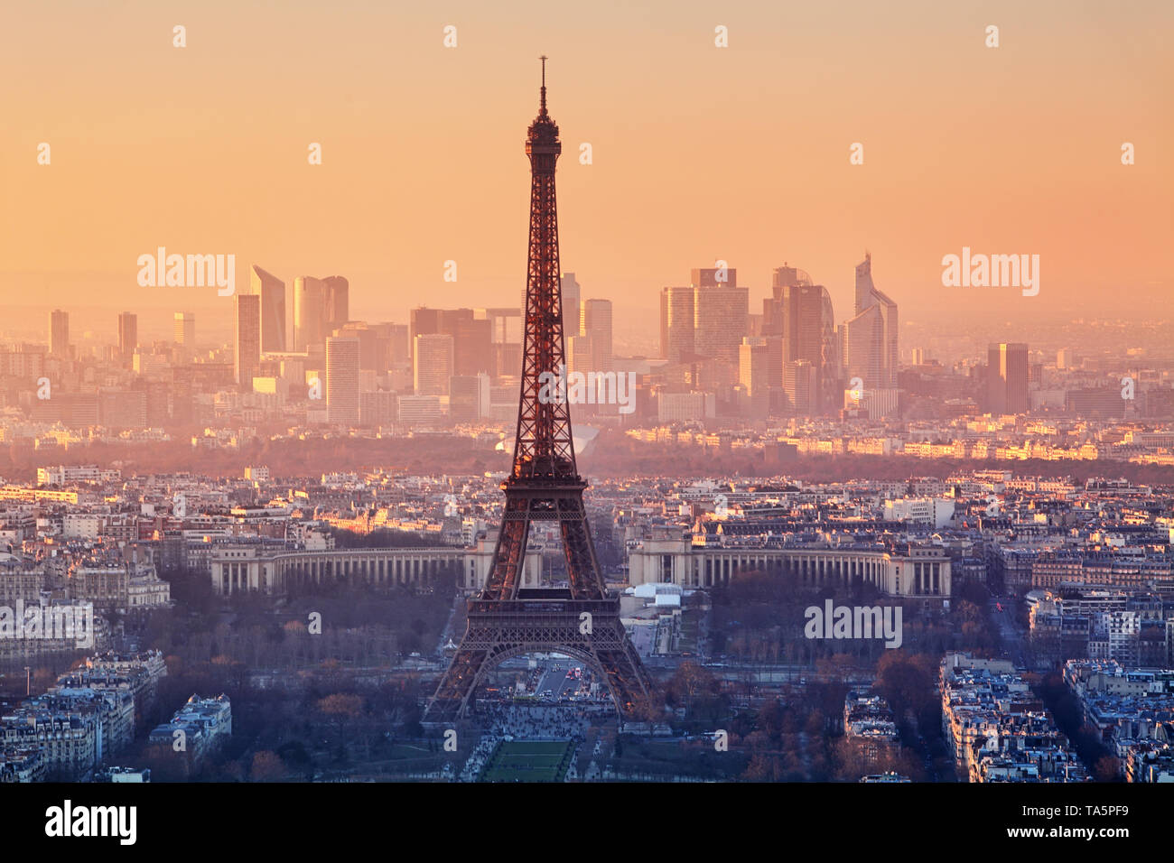 Tour eiffel and la defense paris night hi-res stock photography and ...