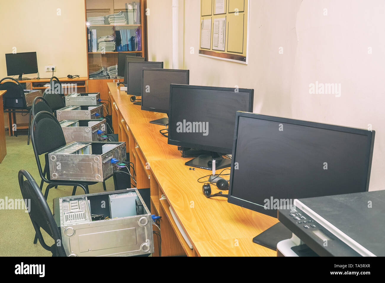 Computer lab room empty workstation hi-res stock photography and images ...