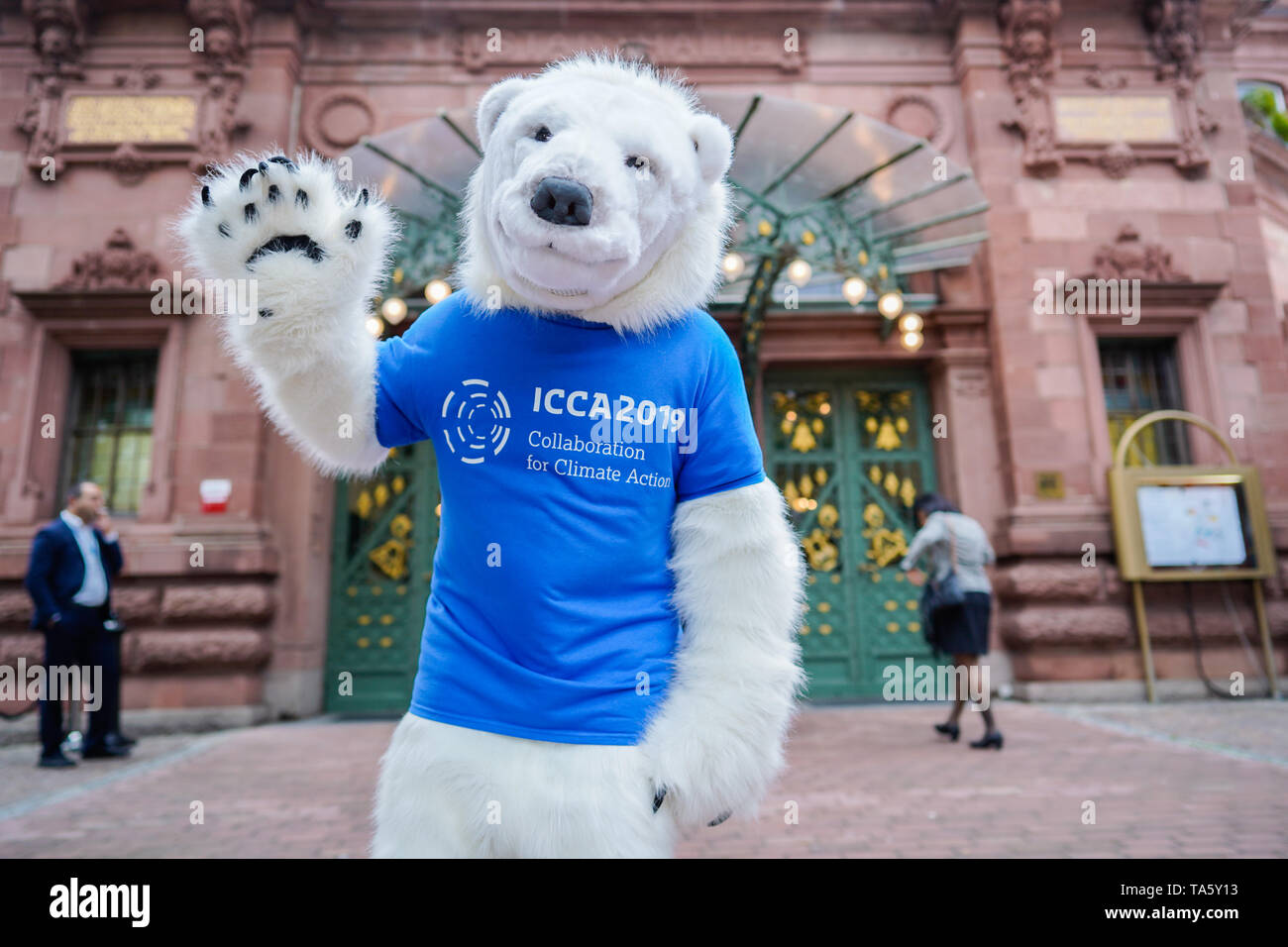 Mascot actor hi-res stock photography and images - Alamy