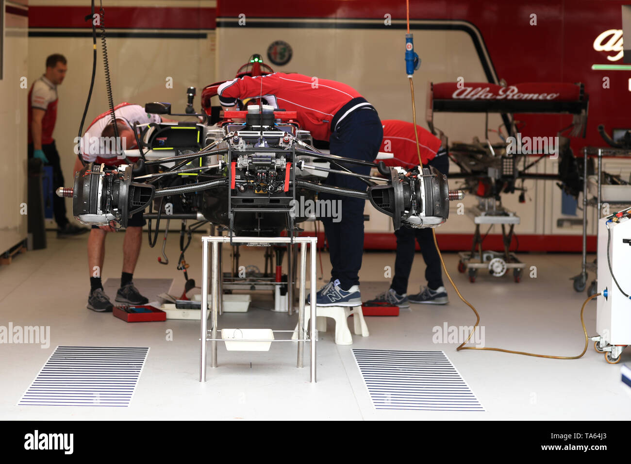 Alfa romeo racing mechanics hi-res stock photography and images - Alamy