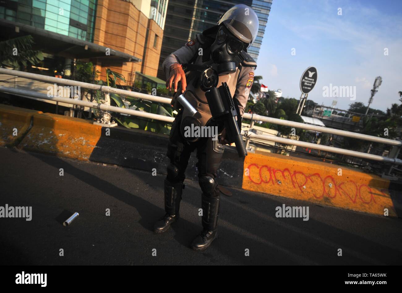 (190522) -- JAKARTA, May 22, 2019 (Xinhua) -- An Indonesian riot police ...