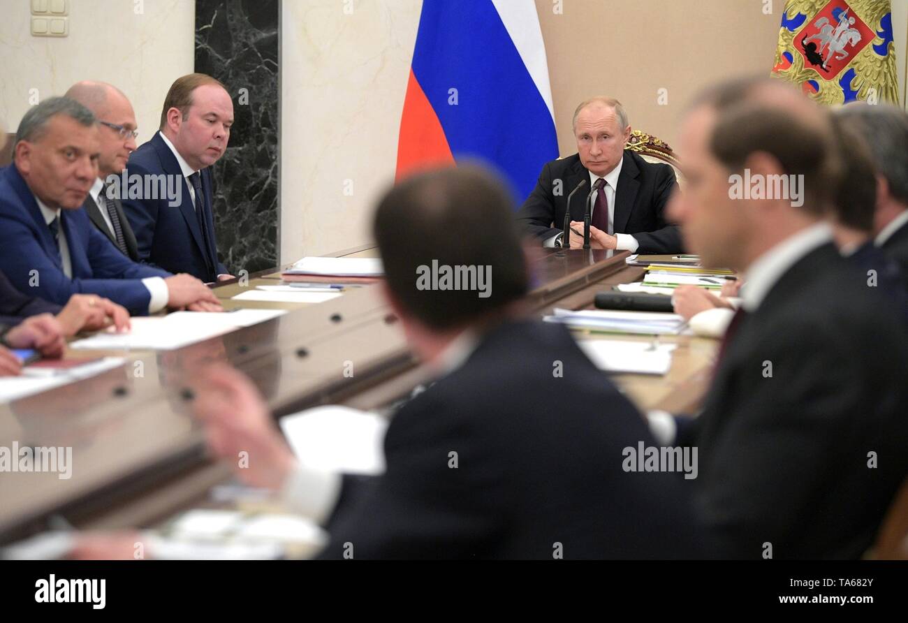 President vladimir putin center cabinet hi-res stock photography and ...