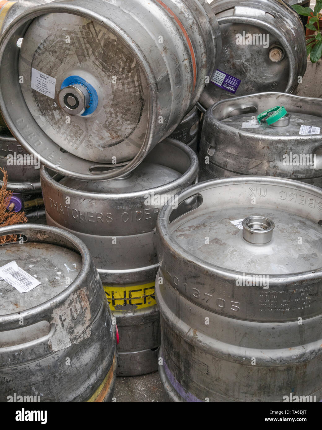 Aluminium or stainless steel beer barrels / kegs (Names of branded ...