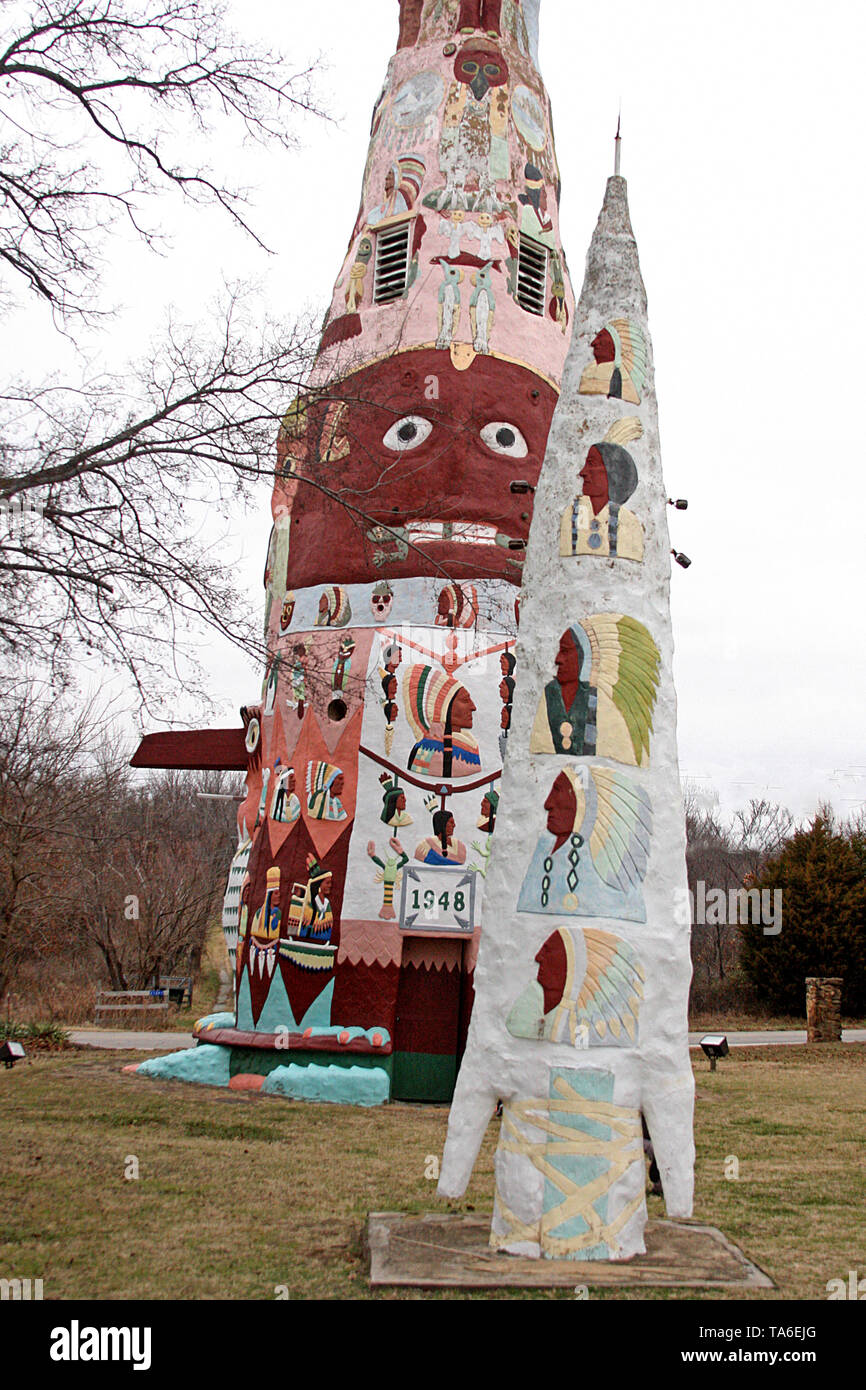 The world's largest concrete totem pole in Ed Galloway's Totem Pole ...