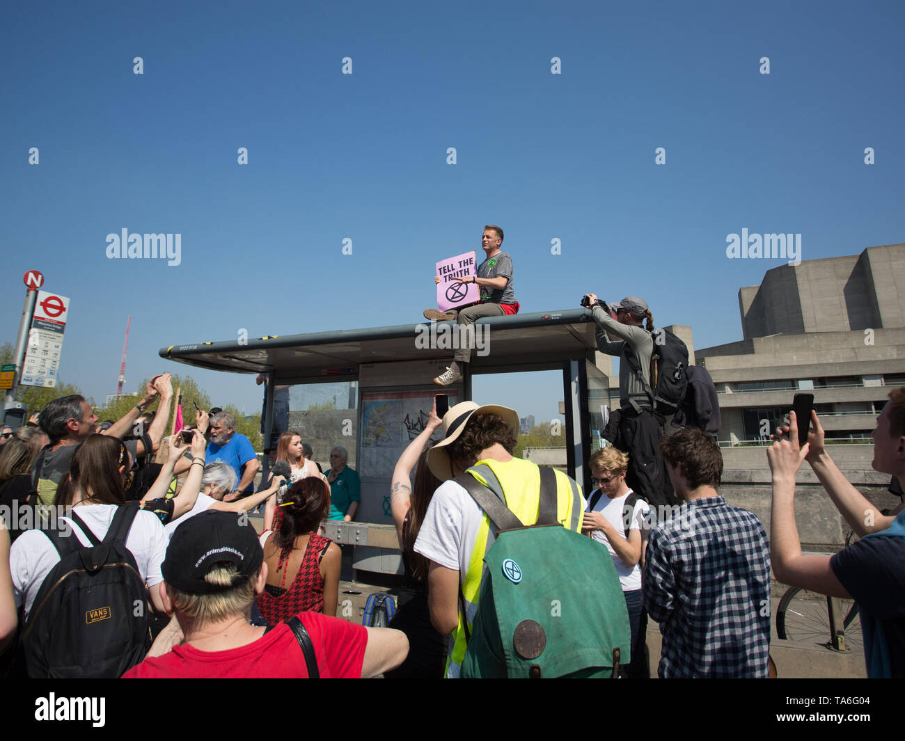 Police move in to clear Climate protest group Extinction Rebellion from ...