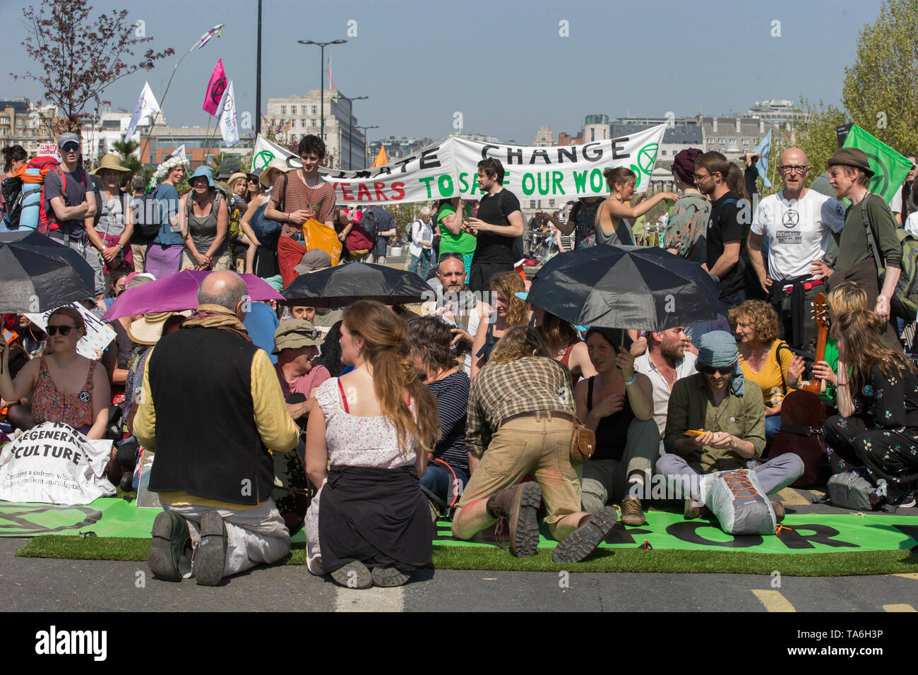 Police move in to clear Climate protest group Extinction Rebellion from ...